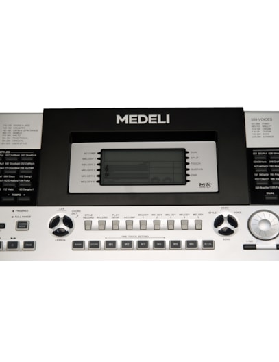 TECLADO MEDELI 76 TECLAS MC780 - Innova Music